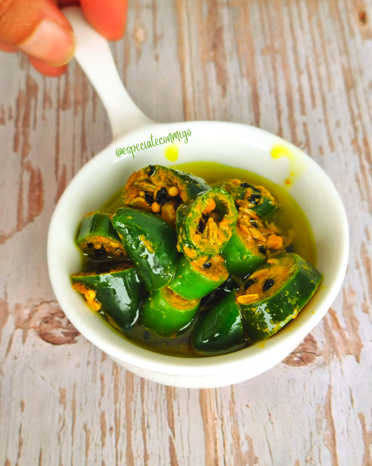 Chilli pickle o pickle de chile verde